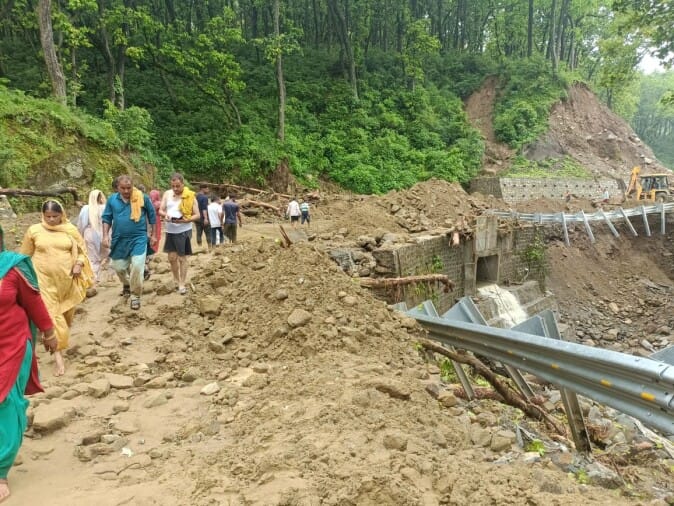 Sirmour News:कच्ची ढांक में पांवटा साहिब-शिलाई एनएच बंद - Paonta Sahib ...