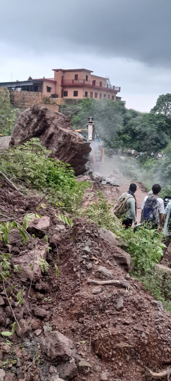 Barotiwala-patta-subathu Road Closed Due To Debris - Solan News - Solan ...