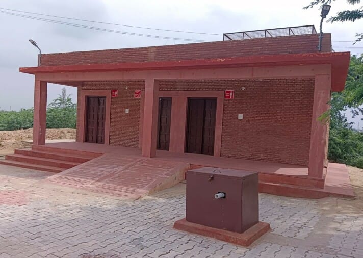 Hathras News:भीड़ में नाकाफी साबित होंगे पुरातत्व विभाग के शौचालय ...