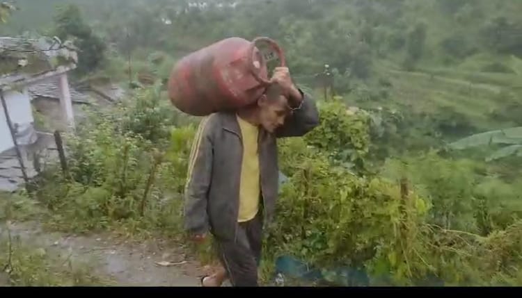 Due To Lack Of Road, Cylinder Worth Rs 941 Becomes Rs 1500 - Almora News - Almora News:सड़क न ...