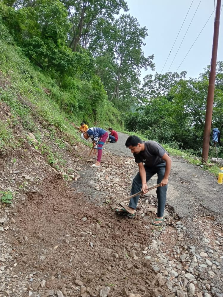 The Youth Decided To Improve The Road Themselves - Almora News - Almora ...