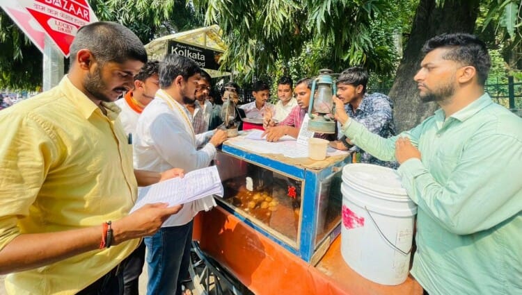 Gonda News:लालटेन लेकर निकले छात्रों ने सीएम को लिखवाई चिट्ठी - The Students Came Out With ...