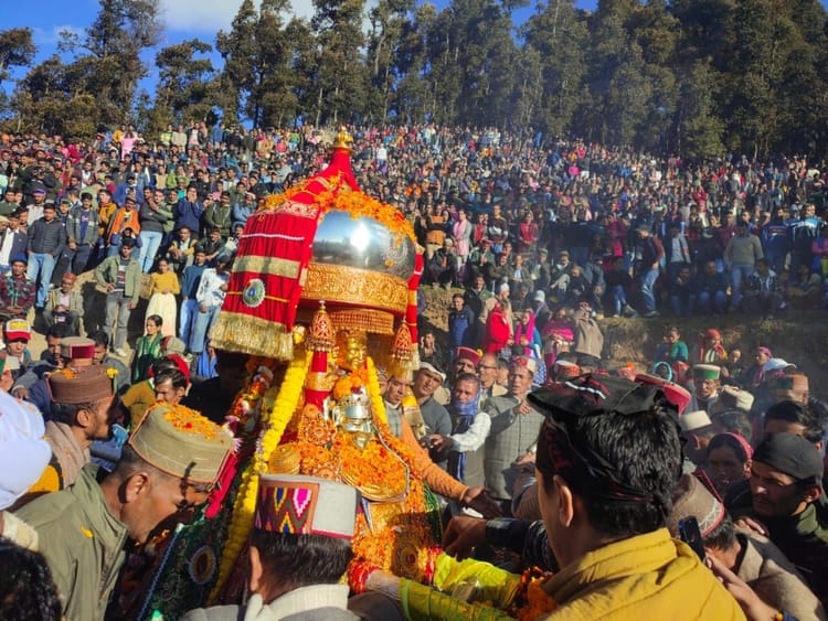 Devotees Gathered At The Home Of Bada Dev Vishnu Matloda - Mandi News ...