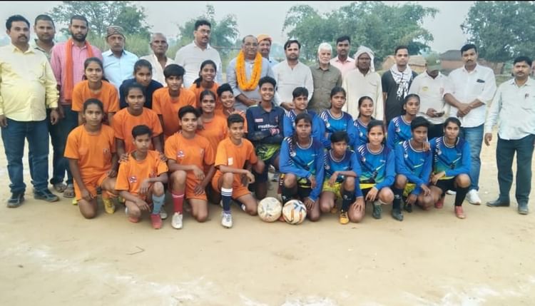 Mpic And Banjariya Teams Captured The Trophy - Deoria News - Deoria News:एमपीआईसी और बंजरिया की ...