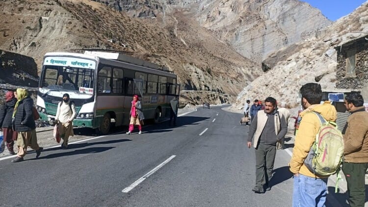 Hrtc Bus Stopped Near Muling Bridge, 35 Passengers Shivered Due To Cold ...