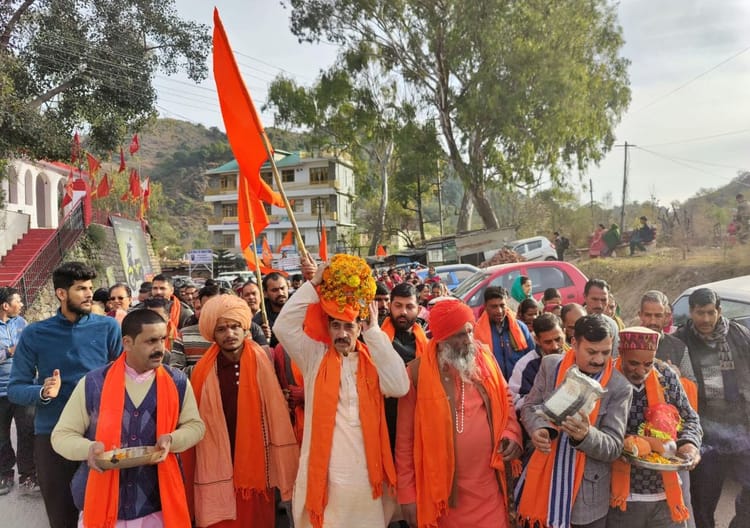 Shower Of Flowers And Chants Of Jaishree Ram Welcome Kalash With ...