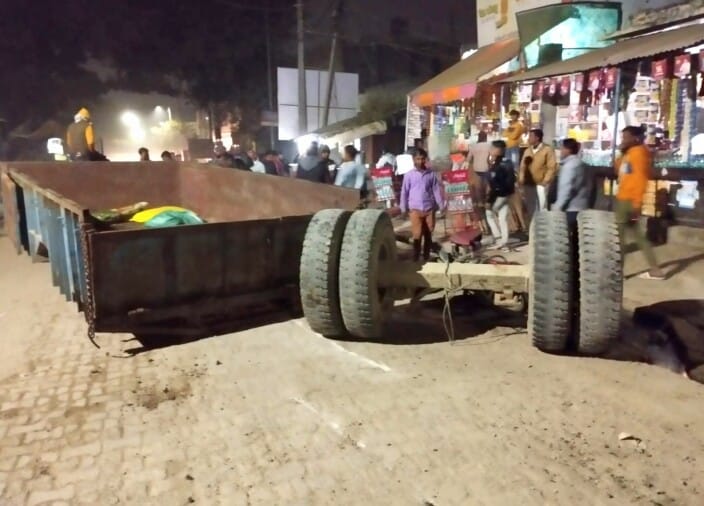 Wheels Of Trolley Fell Off In Front Of Ujhani Station - Budaun News ...