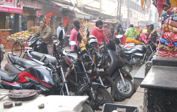 Encroachment On Mohan Road - Deoria News - मोहन रोड :फुटपाथ पर अतिक्रमण ...