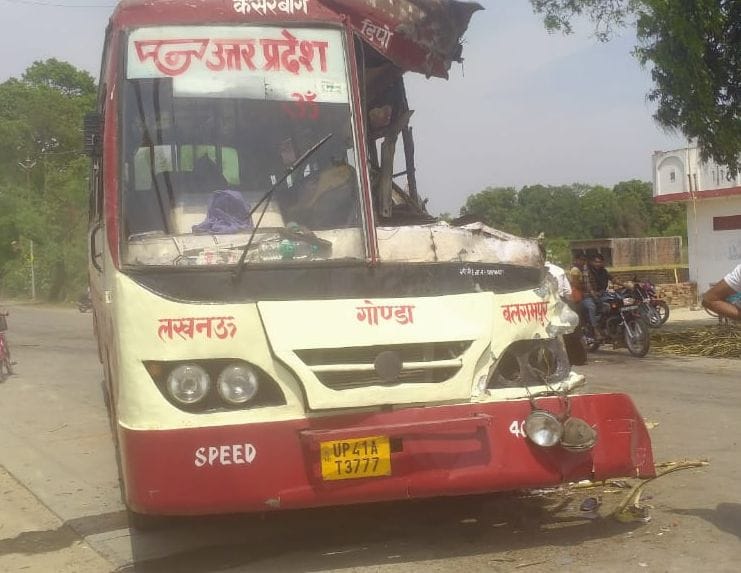 Roadways Bus Collides With Tractor-trolley, 12 Passengers Injured - Gonda News - Gonda News ...