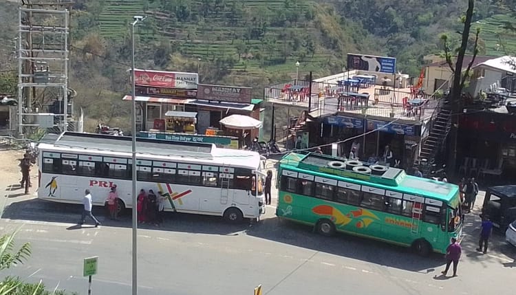 Buses Made In Datyar On Nh 5 People Upset Due To Parking Of Buses At ...