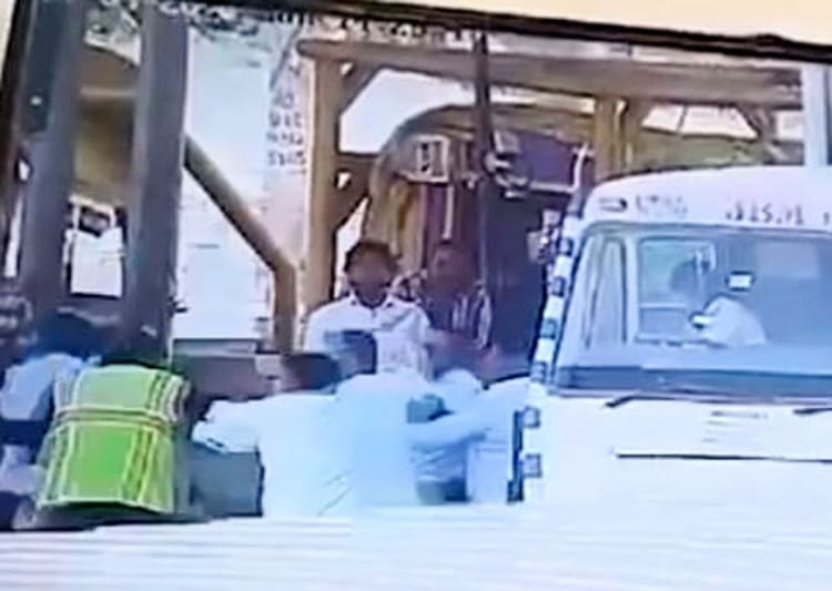 Employee Assaulted At Bhigan Toll Plaza, Captured In Cctv - Sonipat ...
