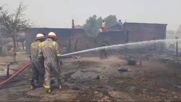 Fire Started Due To Short Circuit, 18 Houses Reduced To Ashes ...