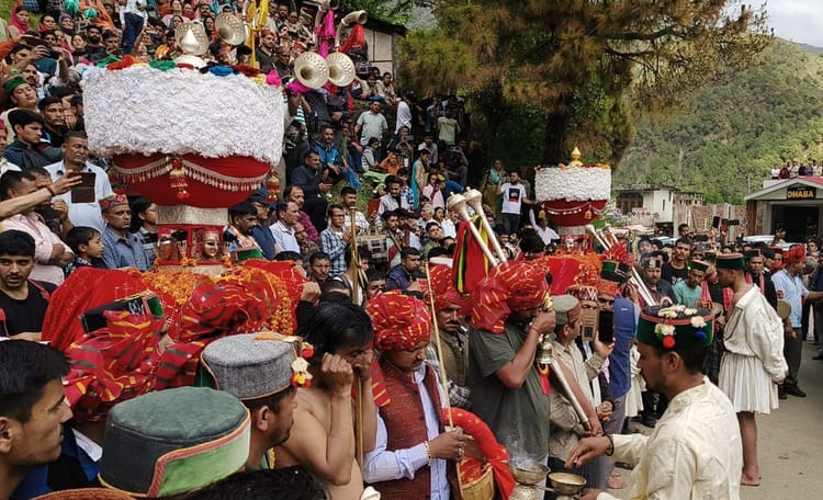Crowds Gathered To See The Amazing Feat Of The Gods And Goddesses ...