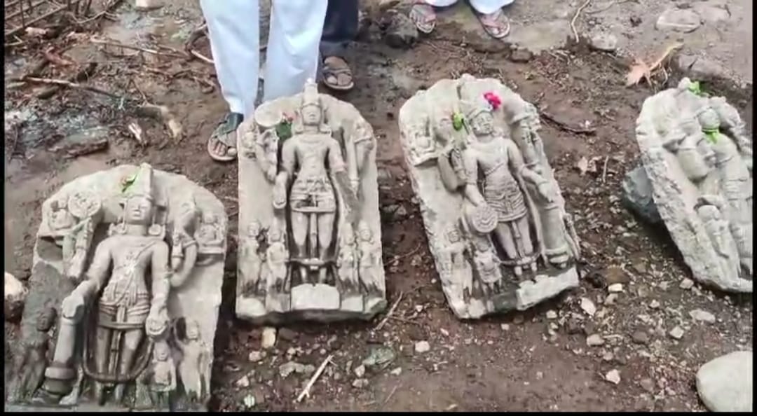 Odisha:भद्रक जिले में बैतरणी नदी के किनारे से मिलीं प्राचीन मूर्तियां ...