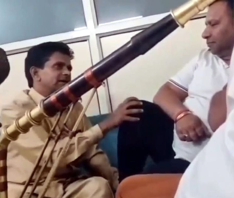 Video Of Man Pressing Jjp Mla's Feet Goes Viral - Jind News - Jind News:जजपा विधायक का पैर दबाते ...