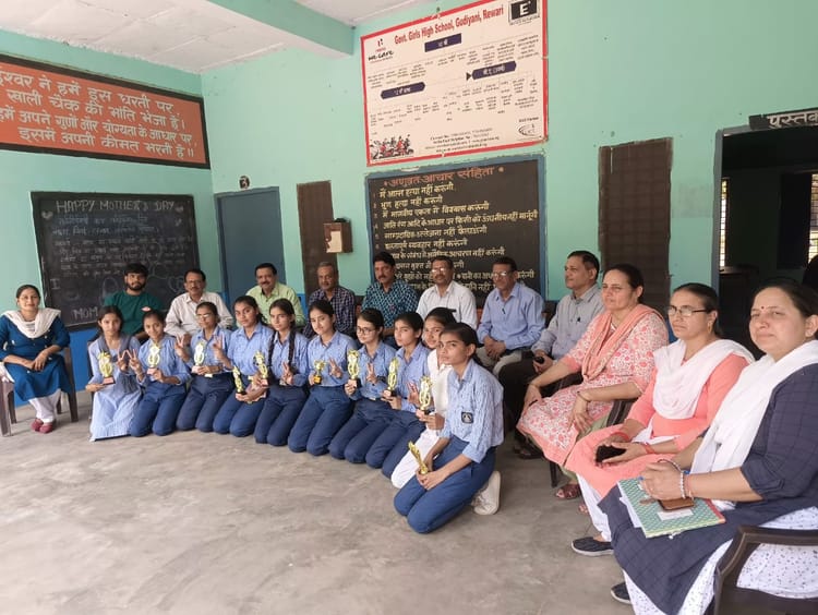 Meritorious Girl Students Honored In Gudiani School - Rewari News ...