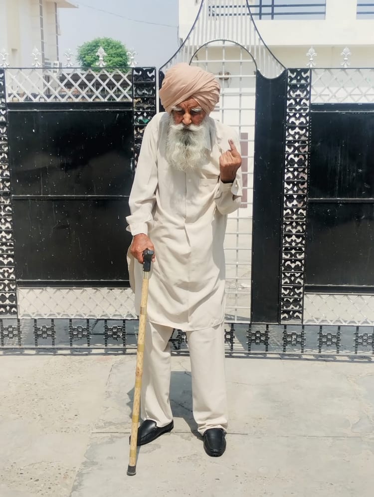 105 Year Old Elderly Sardar Narayan Singh Cast His Vote - Kurukshetra News - Kurukshetra News ...