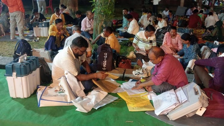 Evms Kept Under Cisf Surveillance In Collectorate - Lucknow News ...