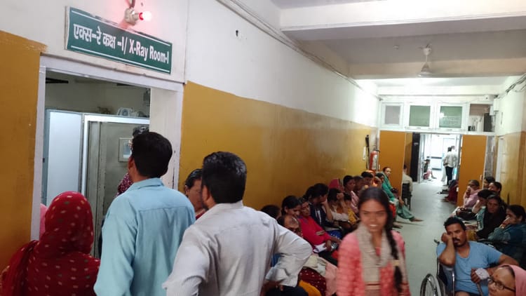 One Radiographer For Digital X-ray, Arrangements Panting In Front Of ...