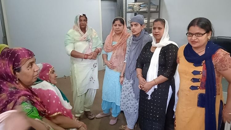 Women Reached Office After Contaminated Water Supply - Jind News - Jind News:दूषित पानी सप्लाई ...