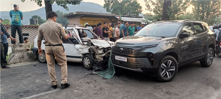 Two Cars Collide In Beed Road, Mandi-pathankot Highway Jammed For One ...