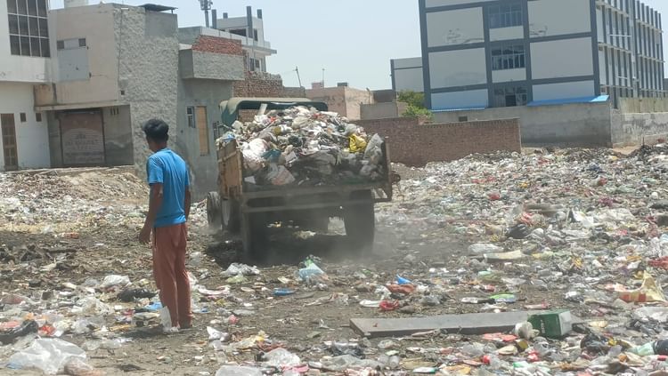 Municipal Workers Dumping Garbage Near Bhagat Singh Market In The ...