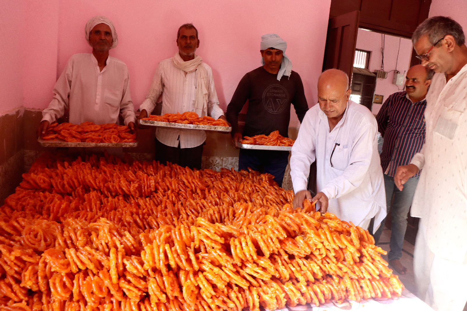 Deependra Will Be Welcomed With 17 Quintals Of Jalebi In Kiloi Today ...