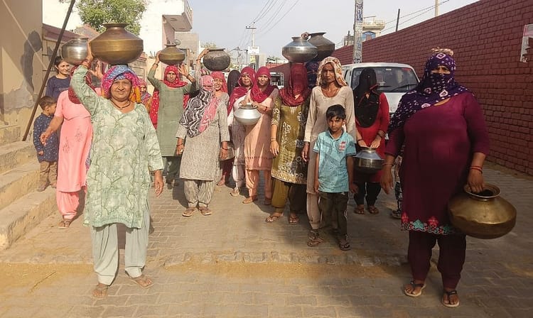 Women Of Nguran Nimbaran Patti Expressed Anger Over Drinking Water Shortage - Jind News - Jind ...