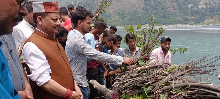 Ssb Jawan Returning Home From Duty Dies Due To Falling Of Tree Branch ...