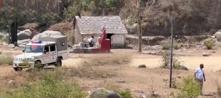 Police Took People Out Of Baner Khad To Take Bath - Kangra News ...