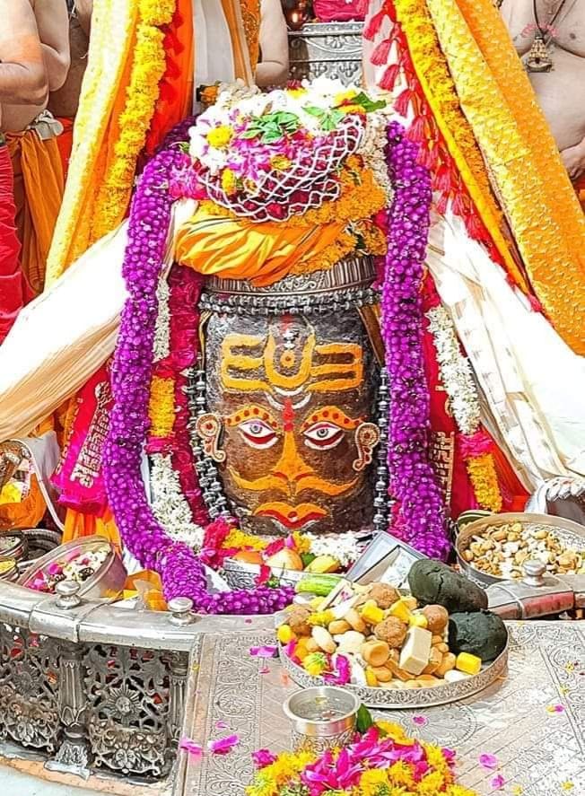 Baba Mahakal Decorated With Turban And Tripund In Monday's Bhasmarti ...