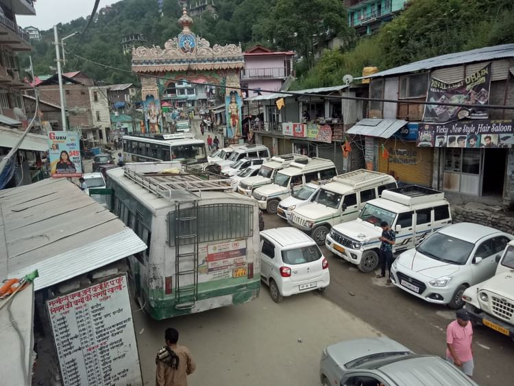 Traffic Jam Is Occurring Due To Increase In The Number Of Vehicles In ...