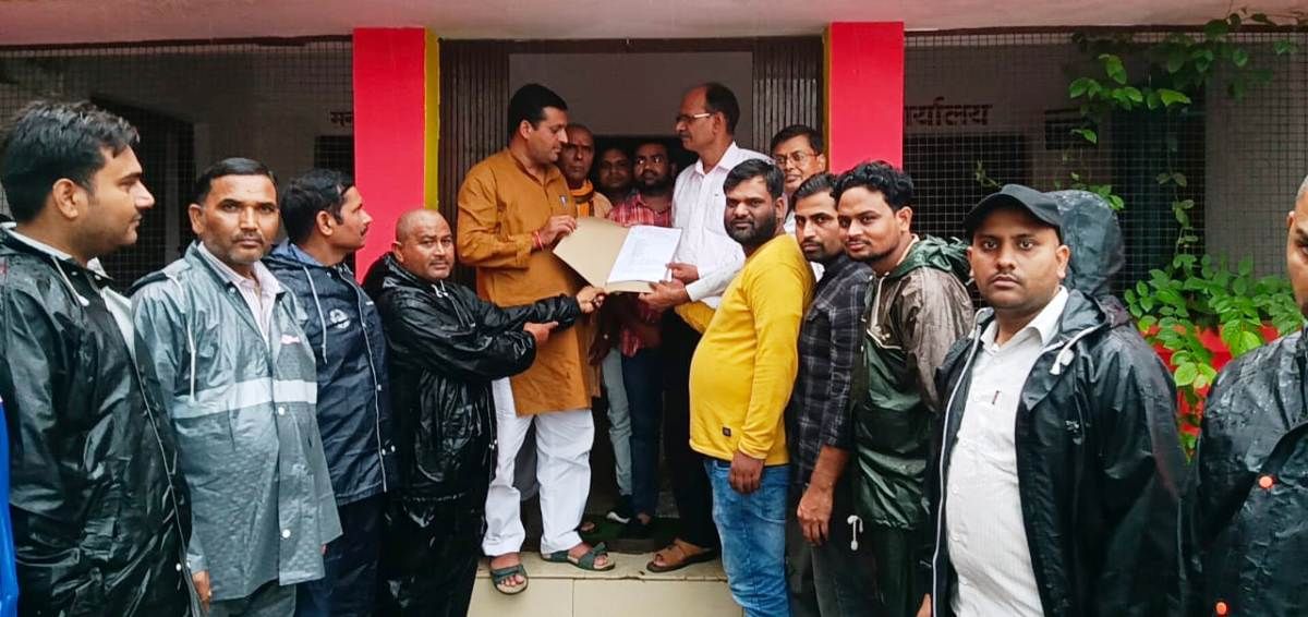 Teachers Submitted Memorandum In Protest Against Online Attendance ...