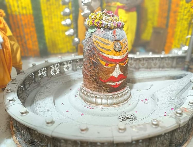 Today Baba Mahakal Was Decorated With Tripund And Surya Garlands Of ...