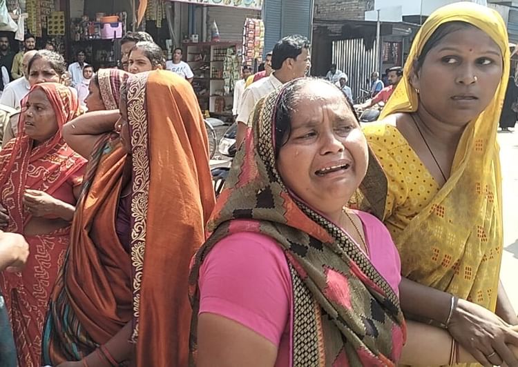 Jam Was Created By Keeping The Dead Body Of A Young Man In The Square ...