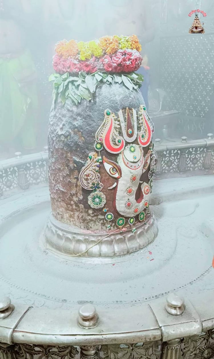 First The Decoration Was Done In The Form Of Shri Ganesh And Then Baba ...