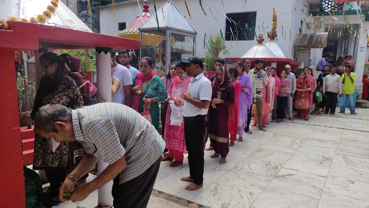 The Pagoda Echoed With The Cheers Of Bam-bam Bhole, Jal Abhisheka Was ...