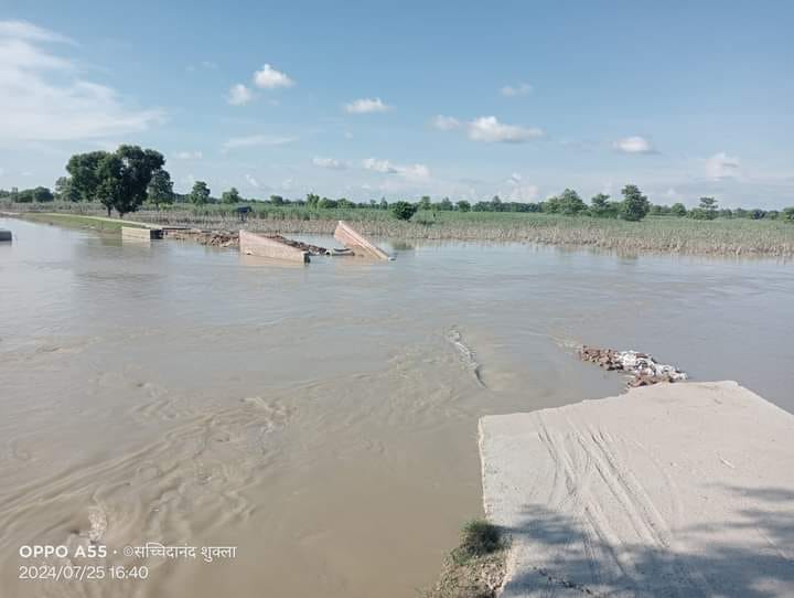 Car Washed Away On Palia-bhira Road, 20 Villages Surrounded By Water ...