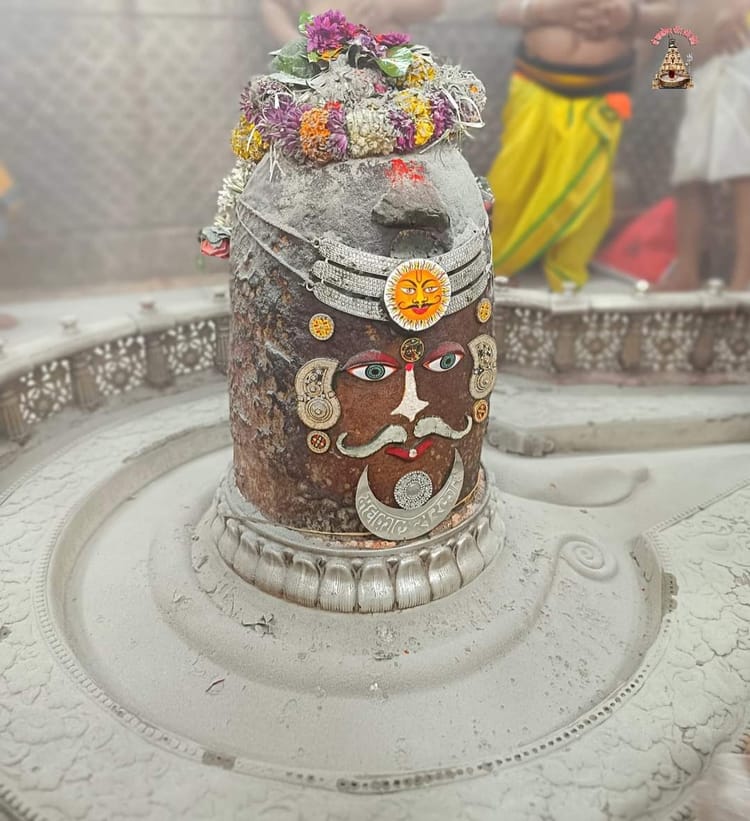 Baba Mahakal Decorated With Surya And Chandra In Bhasma Aarti ...