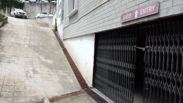 Mch Parking Lot Has Steep Slope, Drivers Are Reluctant To Park Their ...