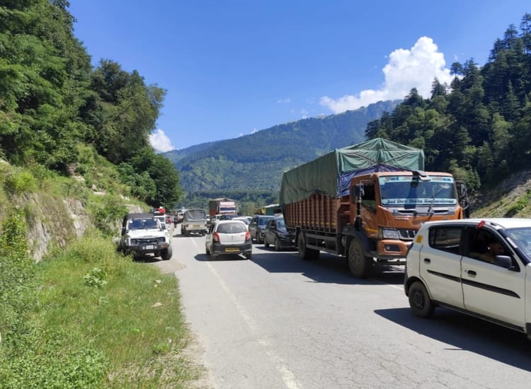 Jam On Highway In Bindu Dhank, Vehicles Getting Stuck - Kullu News ...