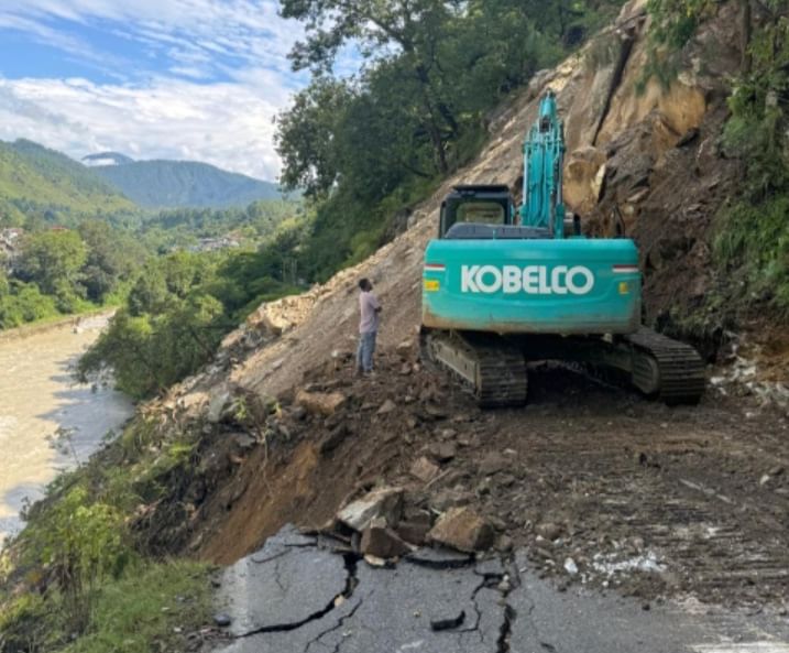 Poklane Installed To Open Land-sevenshilling Road - Pithoragarh News ...