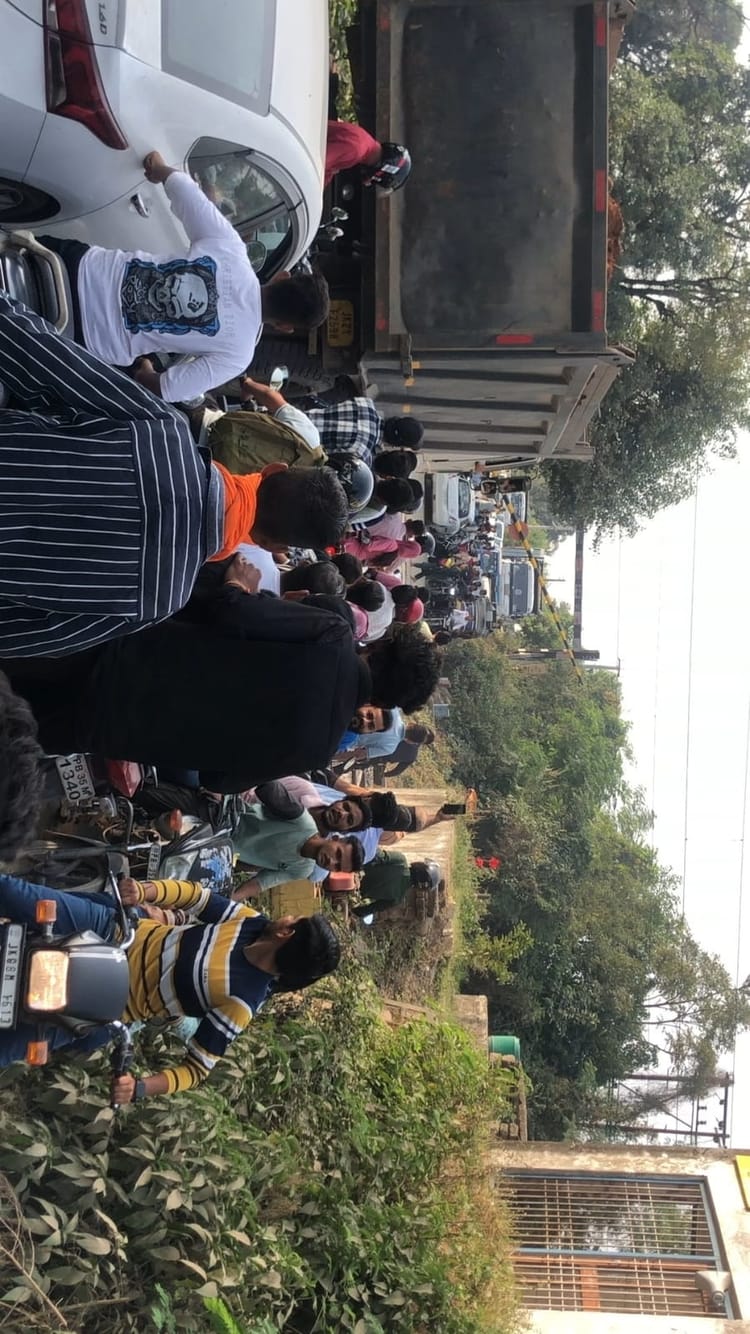Car Jam In Railway Crossing At Jasrota Railway Fatak - Kathua News ...