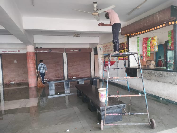 Cleaning Of Bus Stand Due To Fear Of Inspection By Transport Minister ...