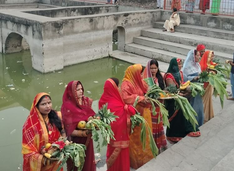 By Offering Prayers To The Setting Sun, Women Prayed For The Long Life ...