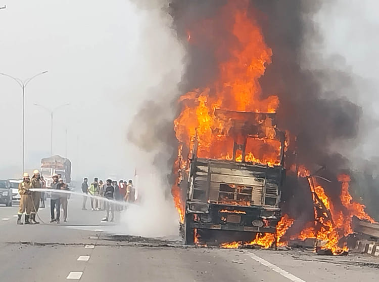 Truck Turns Into Ball Of Fire On Epe, Driver And Helper Jump To Save ...