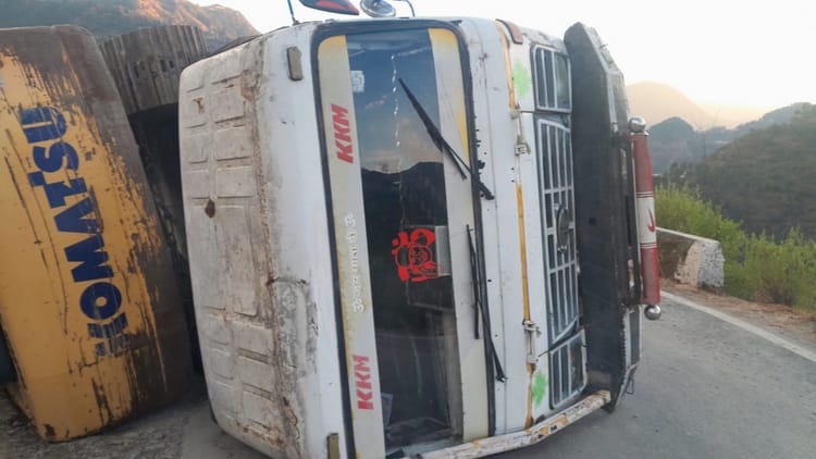 The Trolley Loaded With Poklane Machine Overturned - Chamba News ...