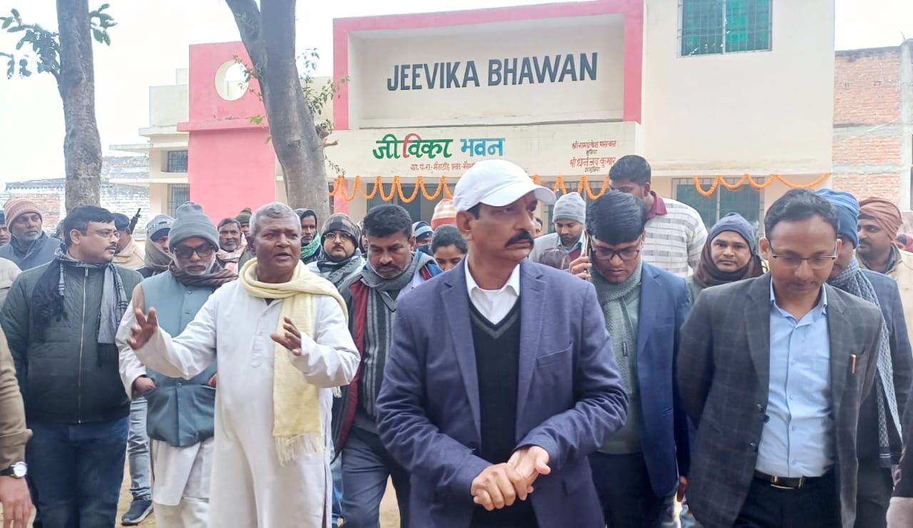 Bettiah Bihar News Dm Opening Panchayat Library And Jeevika Bhavan ...