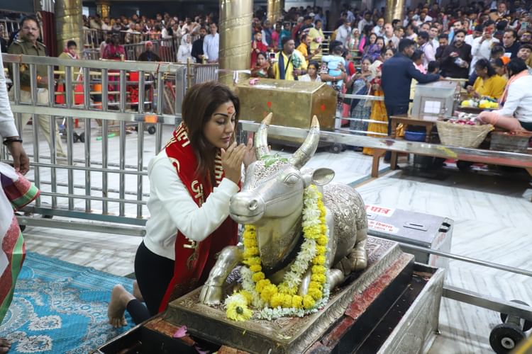 Ujjain News: Actress Rimi Sen Visited Baba Mahakal - Madhya Pradesh ...