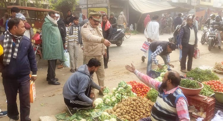 Traffic Police Removed Carts And Stalls In Ujhani - Budaun News - Budaun News:उझानी में यातायात ...